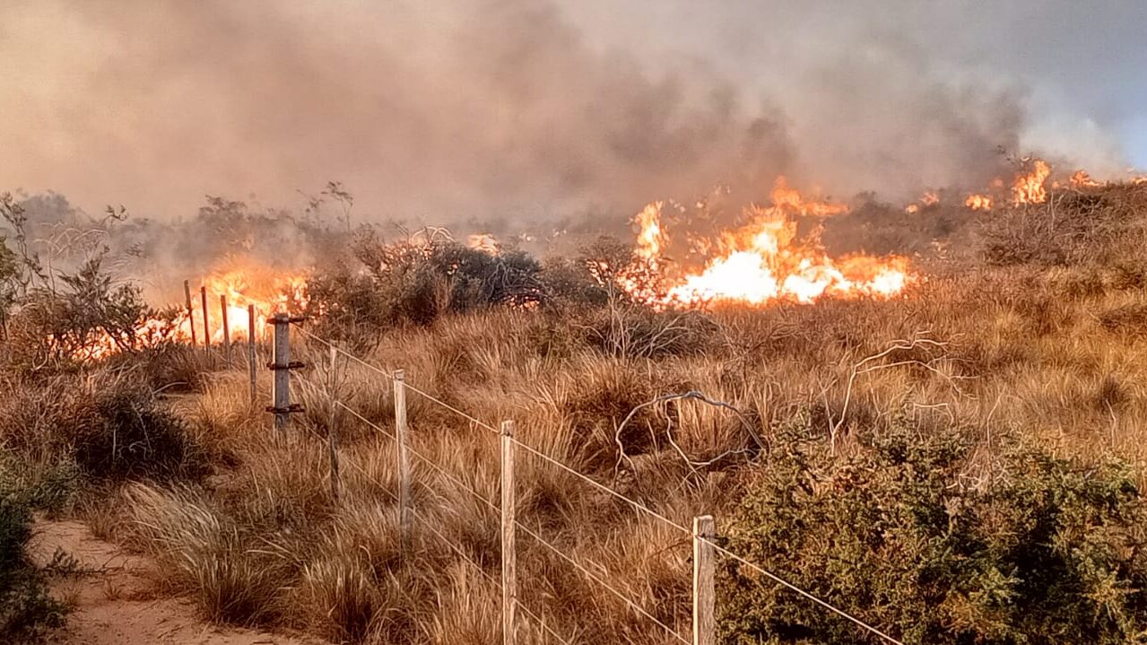 Continúa fuera de control el incendio al norte de Madryn