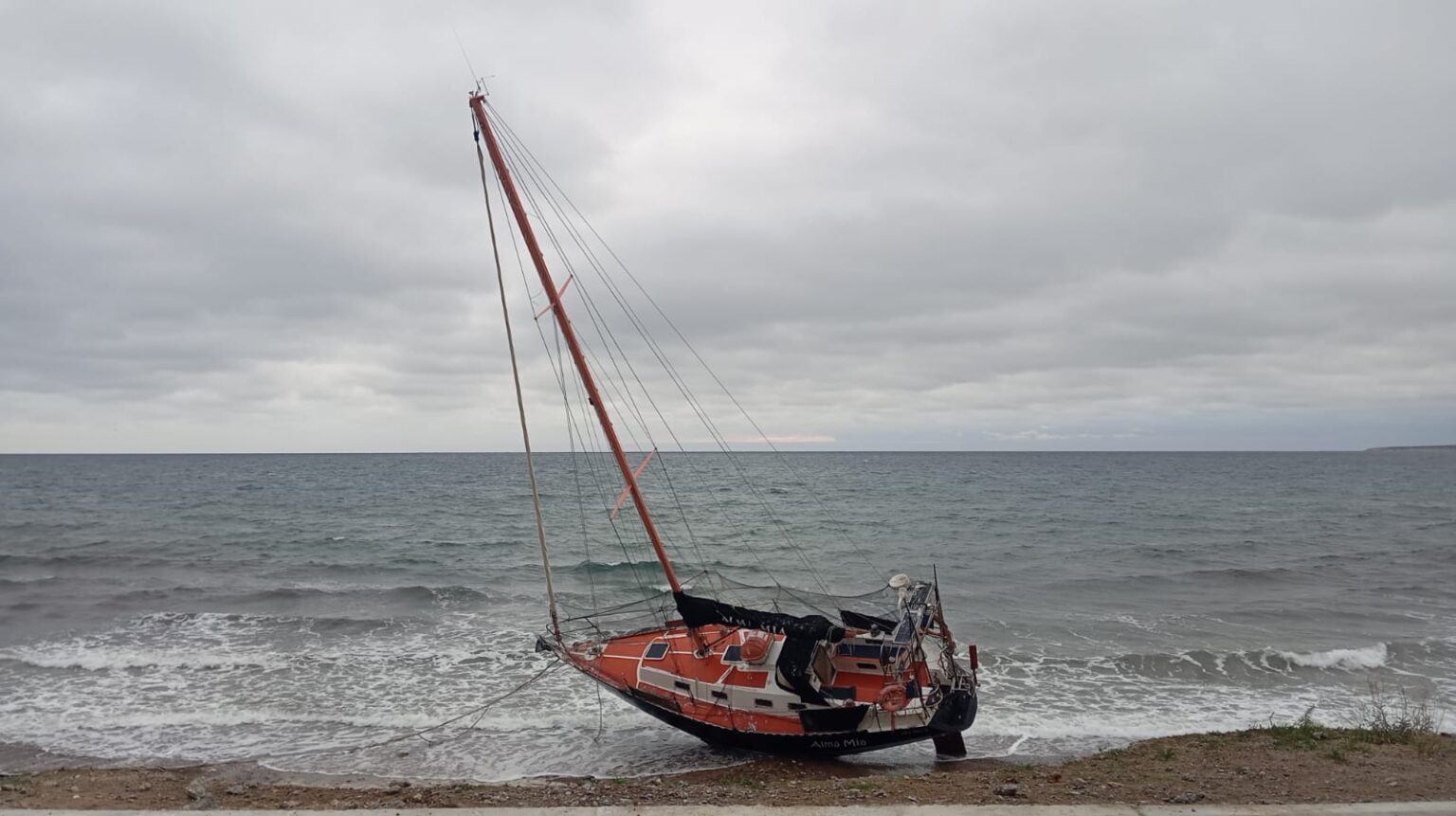 Velero varado en la costa de Puerto Madryn